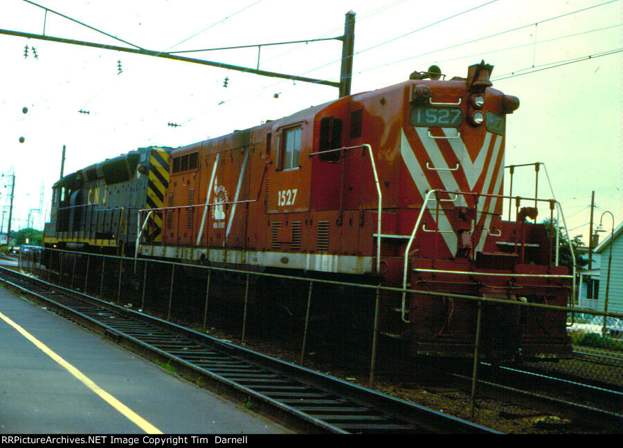 CNJ 1527, 3674 on NY&LB train